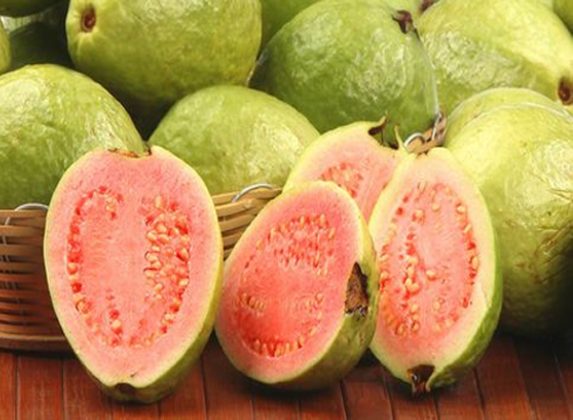 10 motivos para consumir goiaba vermelha - Comida na Mesa